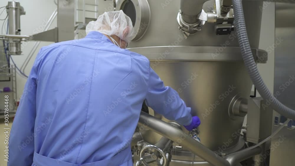 Vídeo do Stock: Worker control the containers pharmaceutical producrion ...