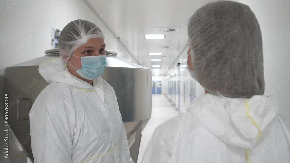 Video Stock Two laboratory worker discussing work standing in interior ...