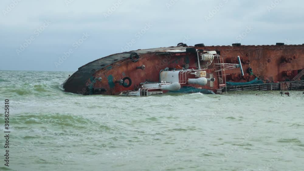 Tanker crashed on the shores of the Black Sea. Ecological disaster on ...