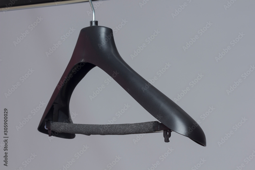 Perchas de la ropa colgadas de un perchero. Percha de plástico y percha ...