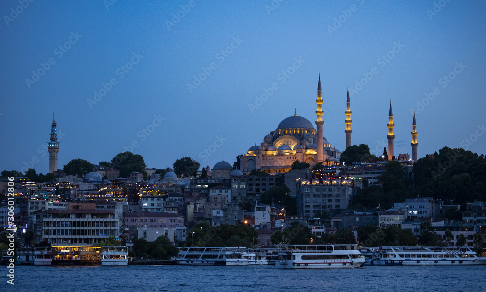 Foto de Istanbul, Turkey, Middle East: night skyline of the city with ...