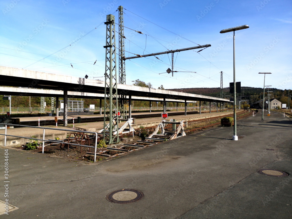 Gleisanlagen mit Oberleitung, Abstellgleis und Bahnsteig am Bahnhof in ...