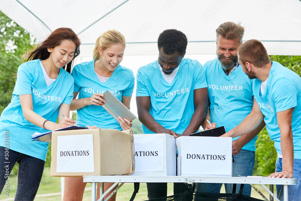 Team sammelt und registriert Spenden Stock Photo | Adobe Stock