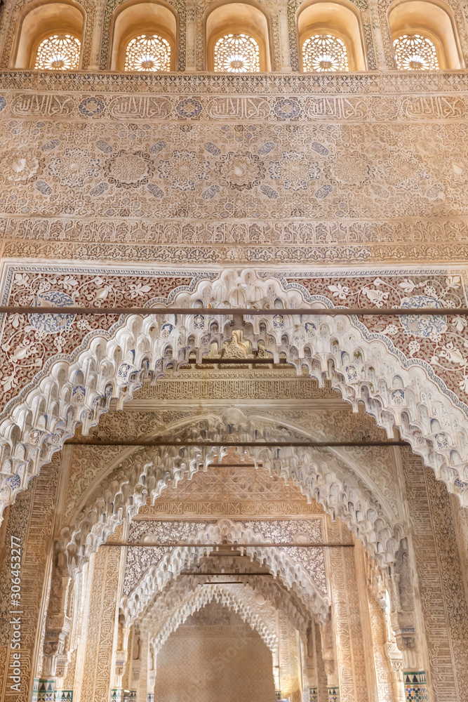 Foto de Arcos árabes antiguos decorados con estuco y mocarabes do Stock ...