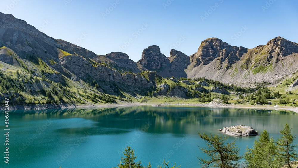 Lac d'Allos, parc national du Mercantour dans les Alpes de Haute ...