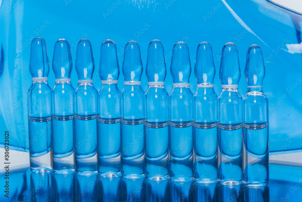 Foto Stock Glass medical ampoule vial for injection. Medicine is liquid ...