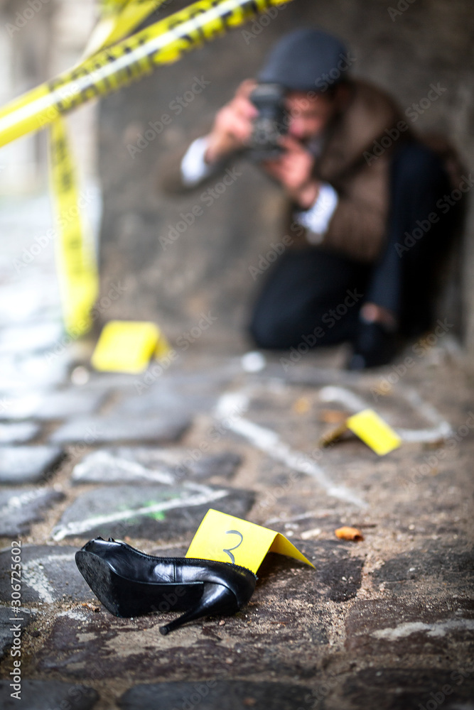 Vintage detective phoPhotographer with vintage camera at the crime ...