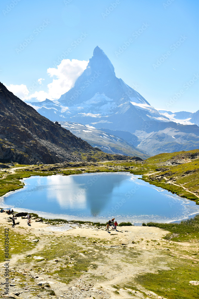 Epic reflection of the Matterhorn in the Riffelsee Lake (with hikers ...