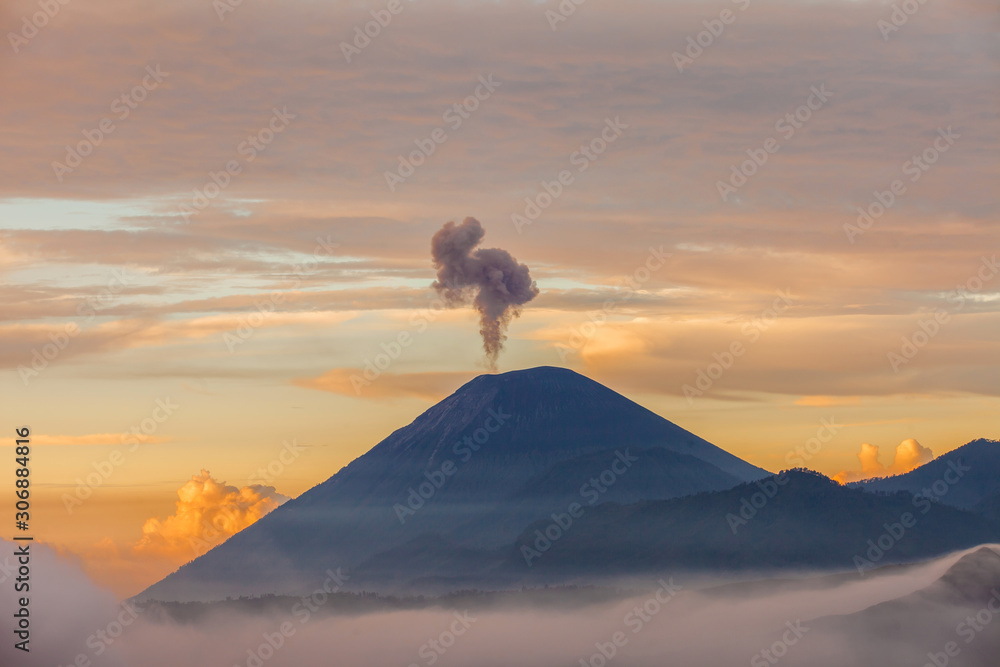 Foto de The beautiful mountaintop and crater of mount Bromo with sumeru ...