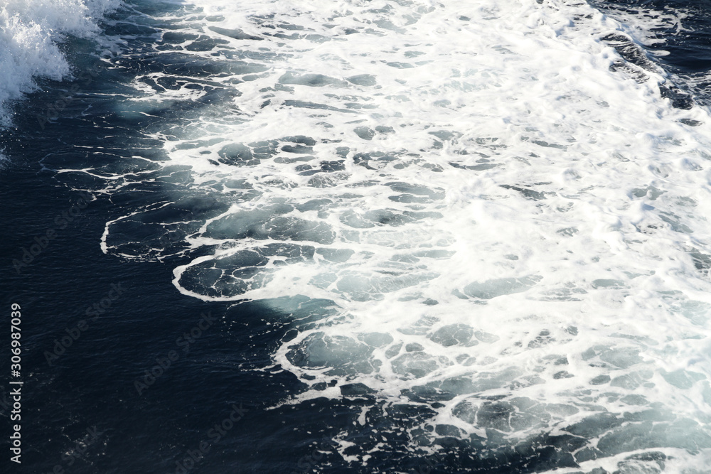 Fotka „Weisser Schaum und Wellen auf der Wasseroberfläche im Meer ...