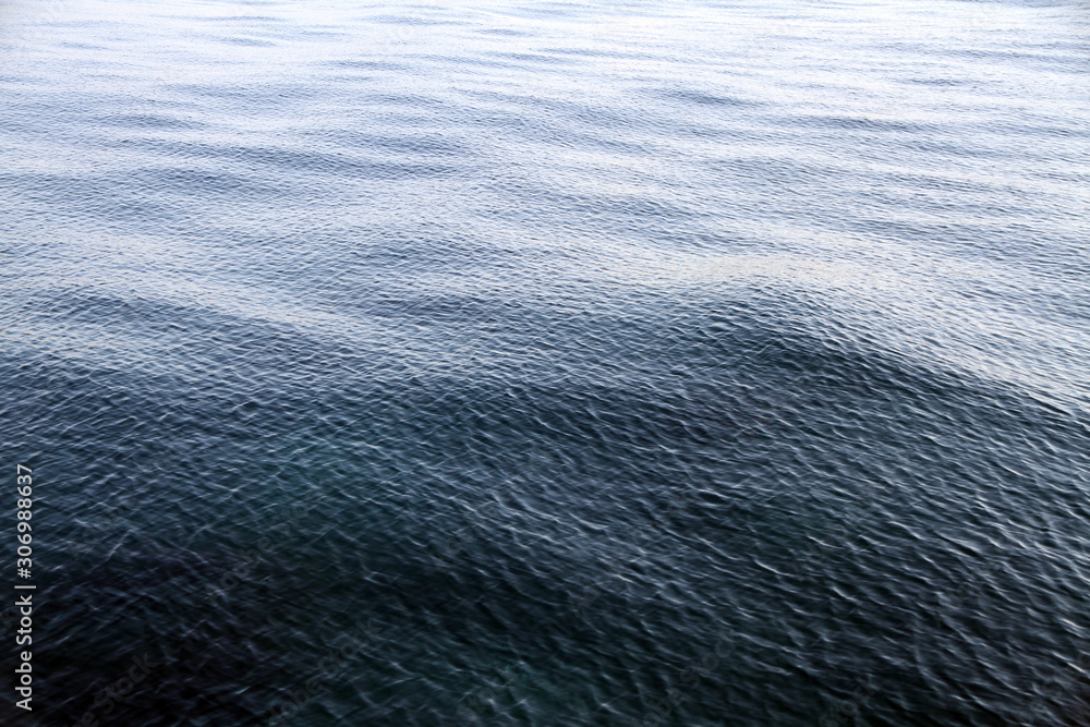 Weisser Schaum auf der Wasseroberfläche im Meer. Gischt am Ozean bei ...