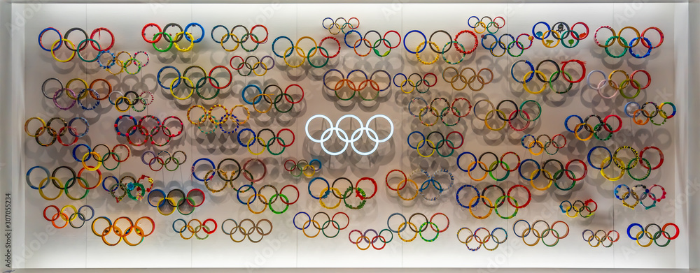 Foto de TOKYO, JAPAN - November 1,2019 : The five ring symbol of the ...