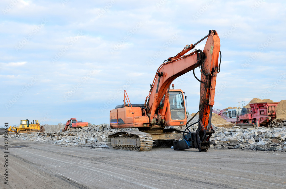 Crawler excavator with hydraulic hammer for the destruction of concrete ...