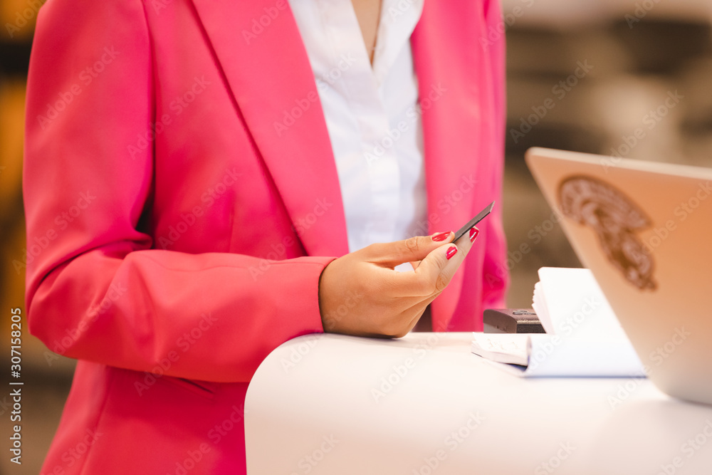 Tenir son stylo pour écrire Stock Photo | Adobe Stock