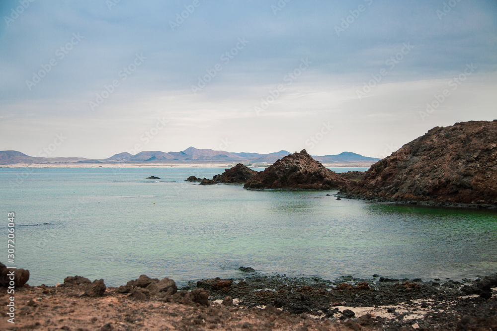 Foto de Playa de rocas en una isla con océano y cielo nublado do Stock ...