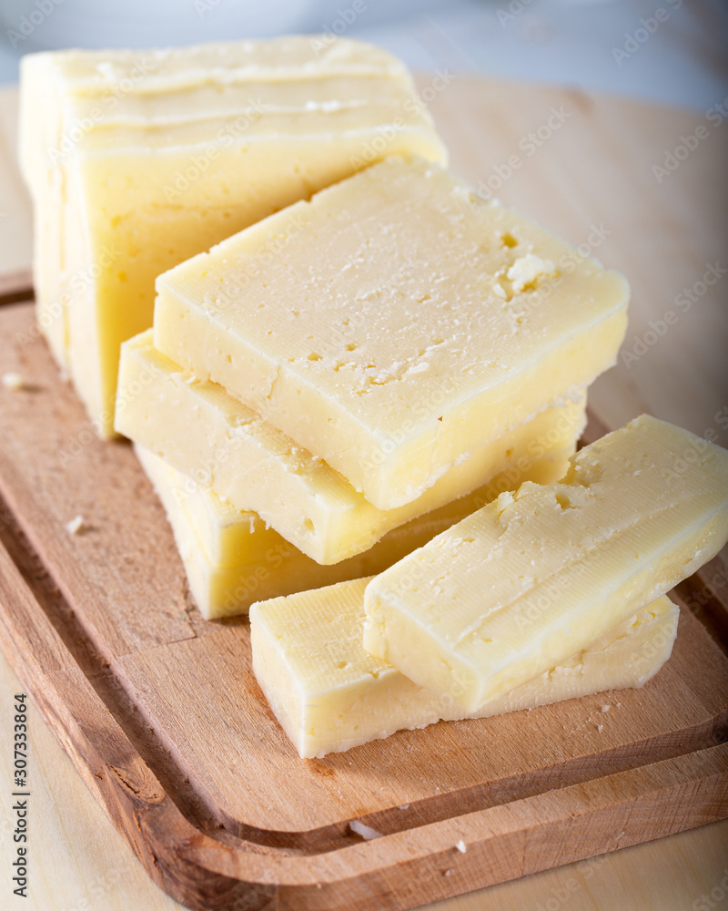 Foto de Sliced Tulum Cheese (Turkish: tulum peyniri) is a traditional ...