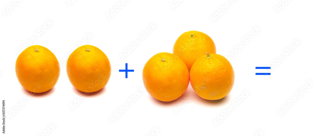 Sumas y operaciones matemáticas sencillas con naranjas Stock Photo ...