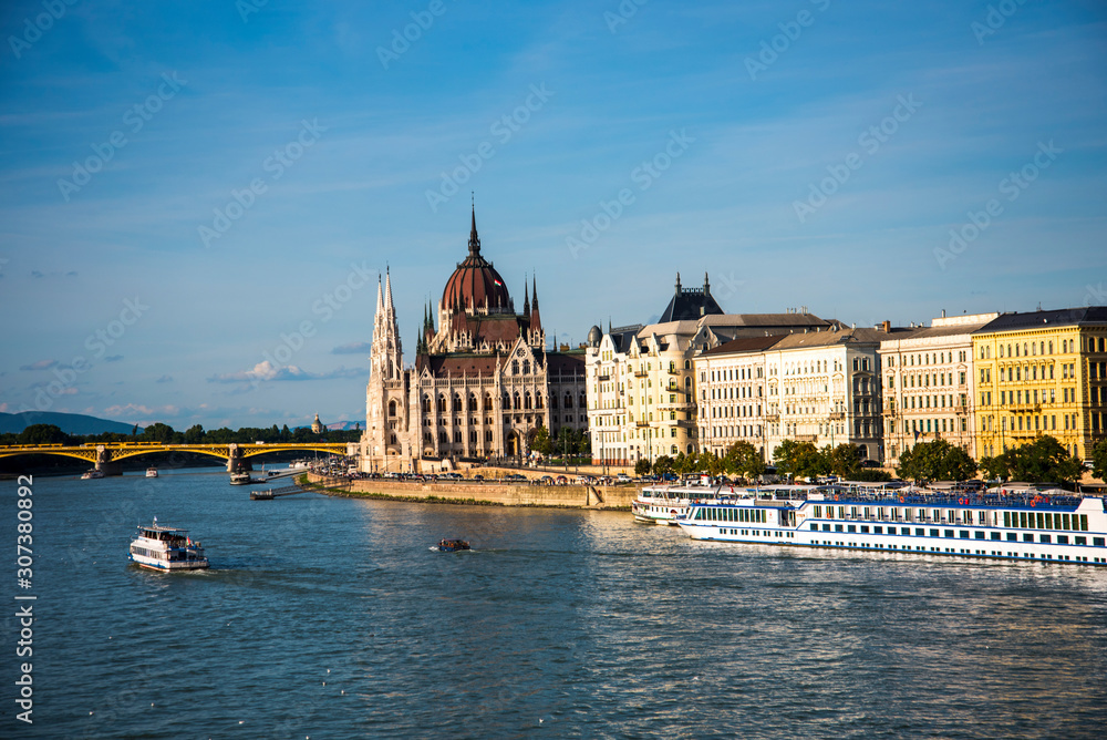 Foto de Budapest the Capital city of Hungary is divided by the River ...