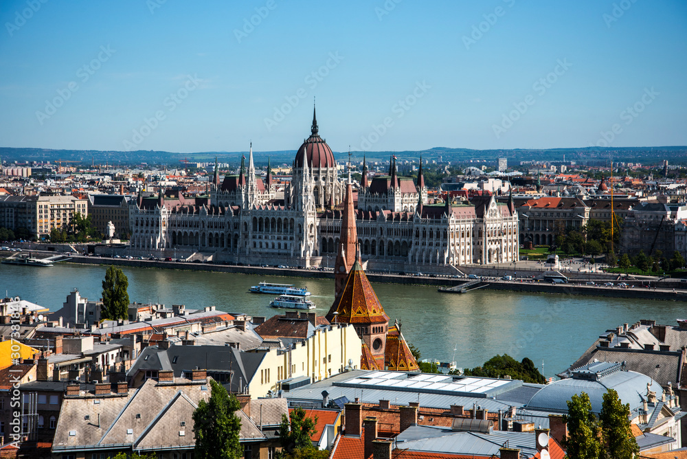 Foto de 2019The River Danube flows through the cityof Budapest it is ...
