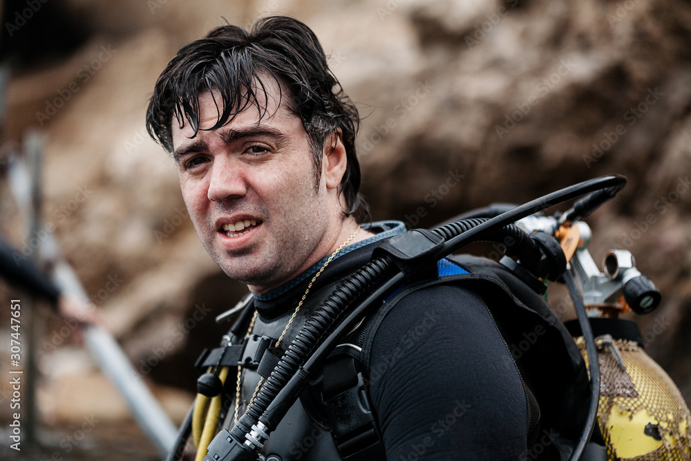 buceador recien salido del mar, playa de palamos. con equipo de buceo ...