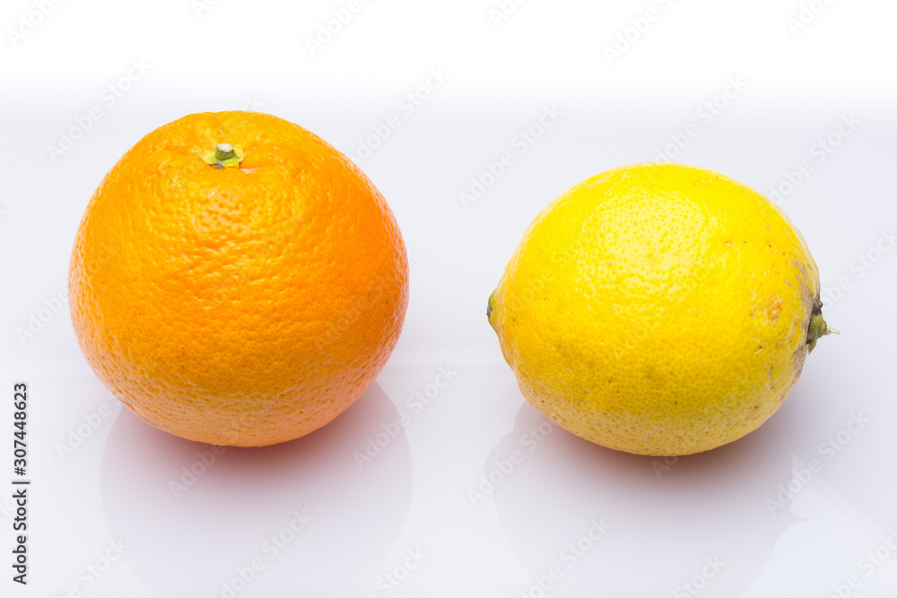 La fruta de la naranja y del limón son cítricos llenos de vitamina C ...