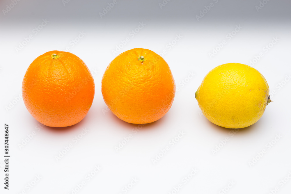 Stockfoto La fruta de la naranja y del limón son cítricos llenos de ...