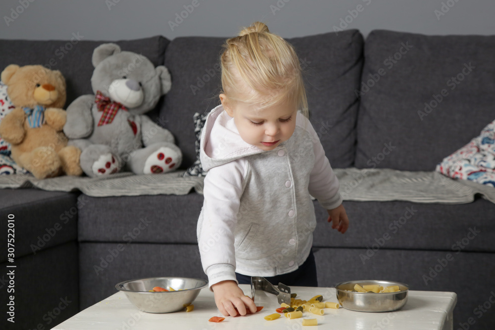 Foto de Fine motor pasta threading activity for kids. An easy and fun ...