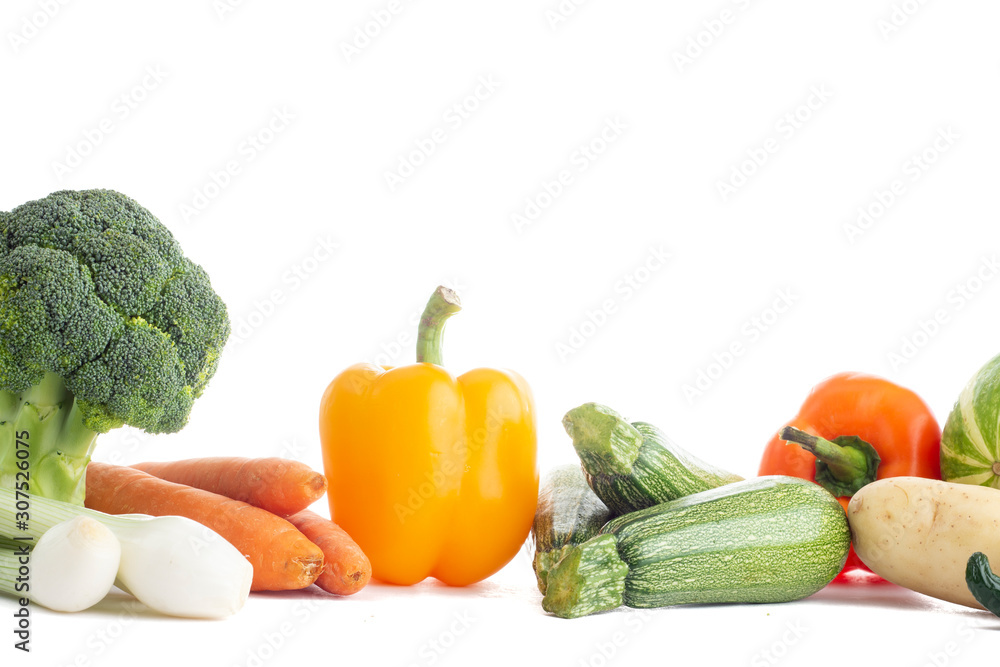 Grupo de verduras de diferentes tipos y colores sobre fondo blanco ...