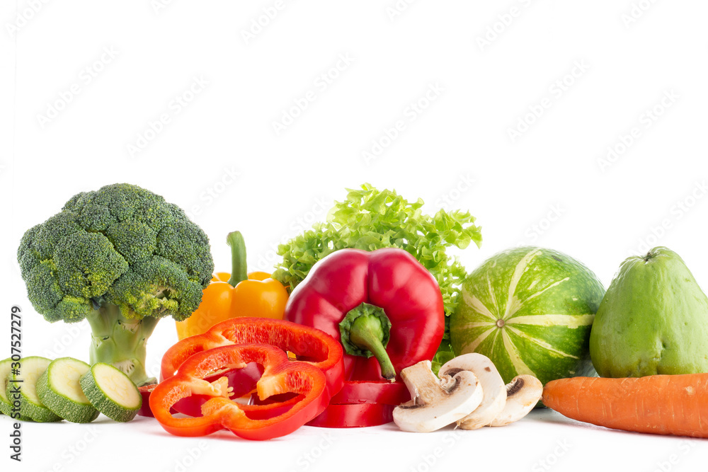 Grupo de verduras de diferentes tipos y colores sobre fondo blanco ...
