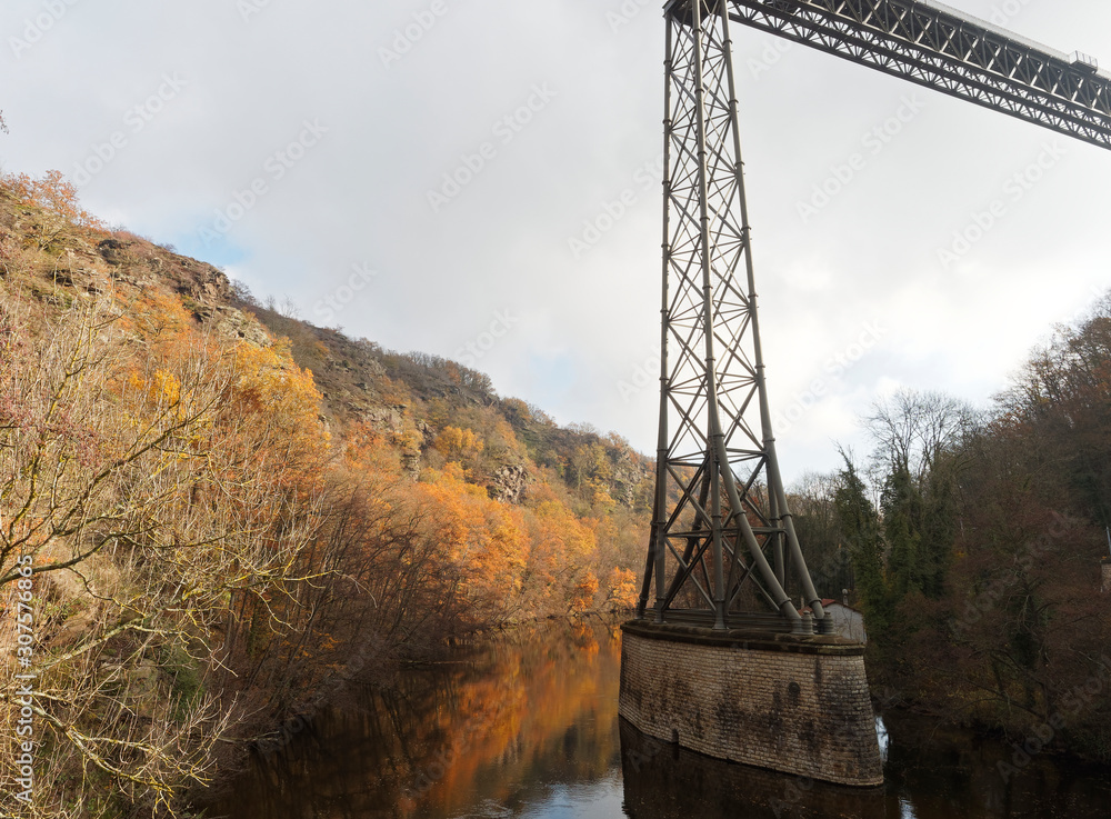 Viaduc de Rouzat en Allier. Pile du centrale du pont en maçonnerie et ...
