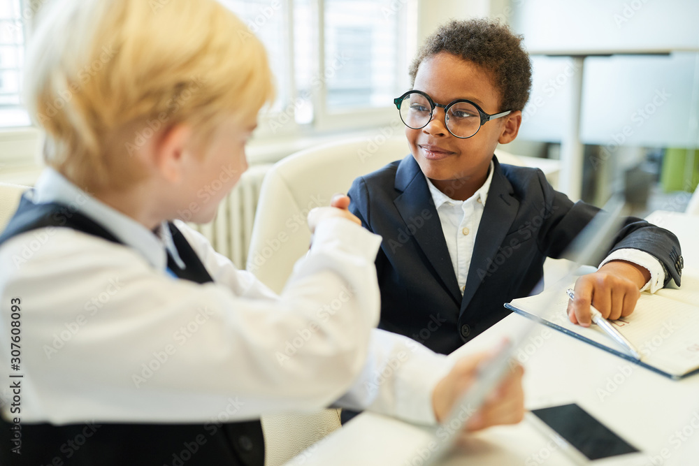Geschäftspartner schließen Vertrag mit Handschlag Stock Photo | Adobe Stock