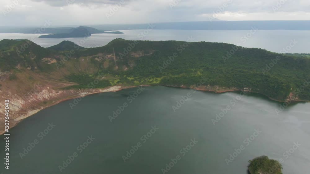 Vidéo Stock Beautiful slow wide rotating view of the crater lake of ...