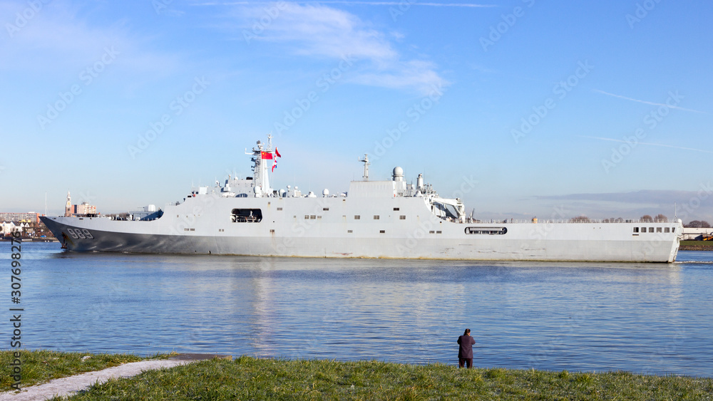 Foto de ROTTERDAM - JAN 30, 2015: The Chinese PLA Navy amphibious ...