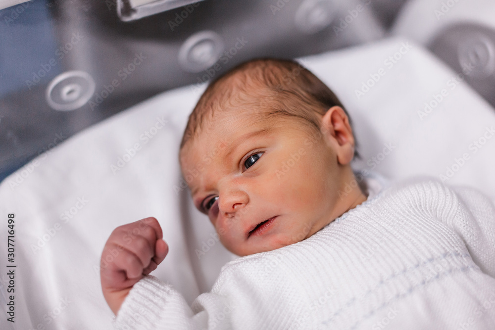 bebé caucásico recién nacido cama del hospital con tan solo 2 días ...