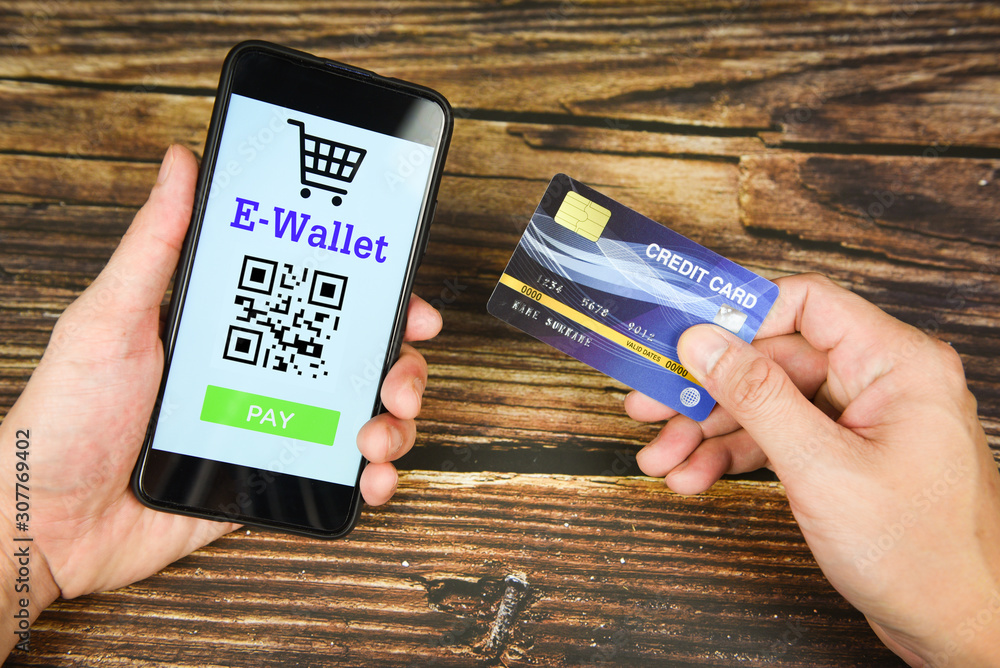 Foto de hand holding credit card and e wallet app on smartphone ...