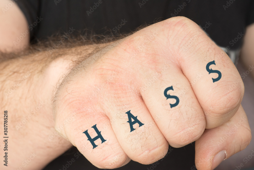 Eine Faust mit dem Wort Hass Stock-Foto | Adobe Stock