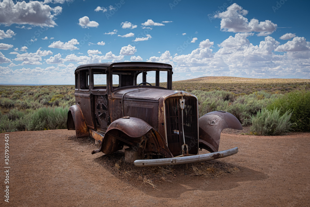 Foto de An old antique, rusty jalopy circa 1930 on the side of the road ...