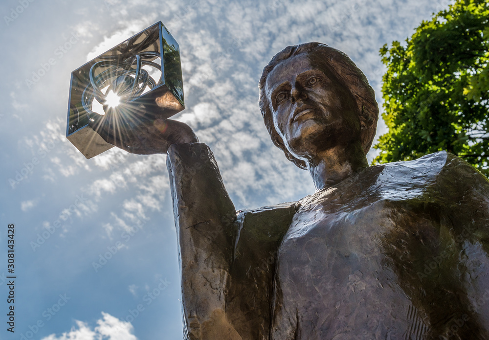 Foto de WARSAW, POLAND - AUGUST 1, 2015. Monument of Polish physicist ...