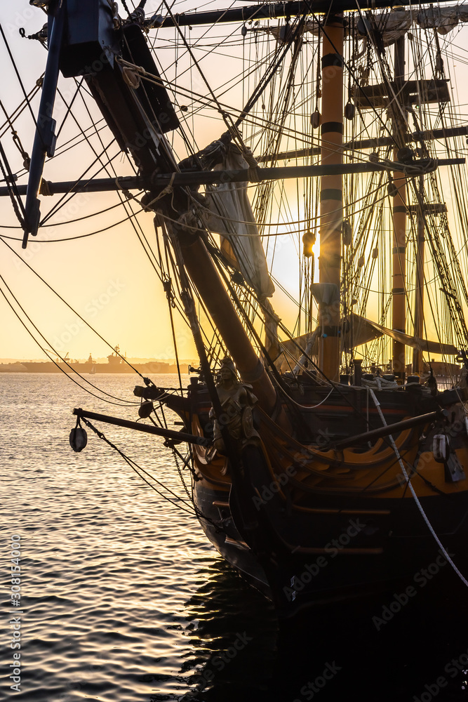 Foto de HMS Surprise ship, a tall modern replica of HMS Rose docked at ...