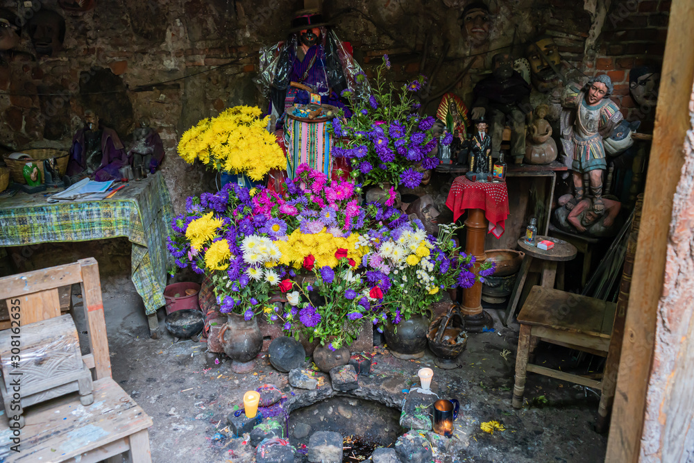 El altar maya tiene muchas flores y muchas figuras religiosas para ...