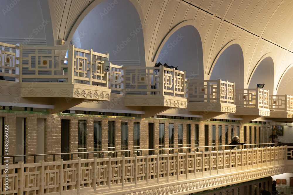 Balcons en surplomb du bassin - Musée La Piscine à Roubaix Stock Photo ...
