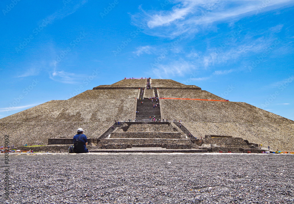 Foto de View of the ancient Aztec city ruins of the pyramids of ...