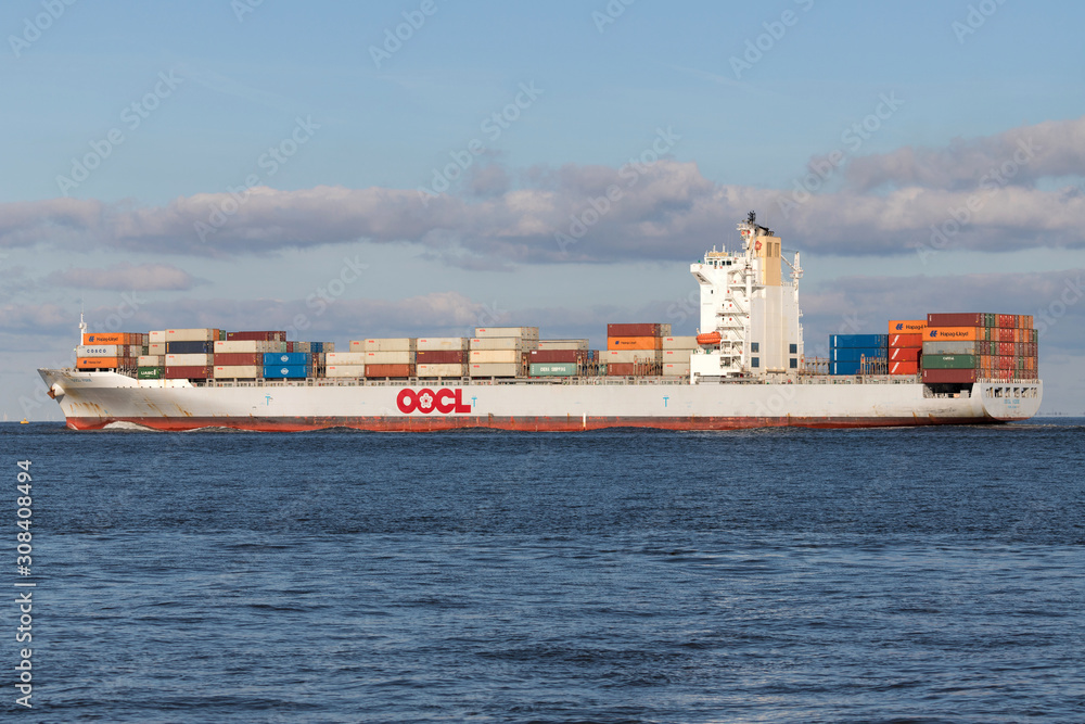Foto de CUXHAVEN, GERMANY - OCTOBER 30, 2019: OOCL container ship OOCL ...