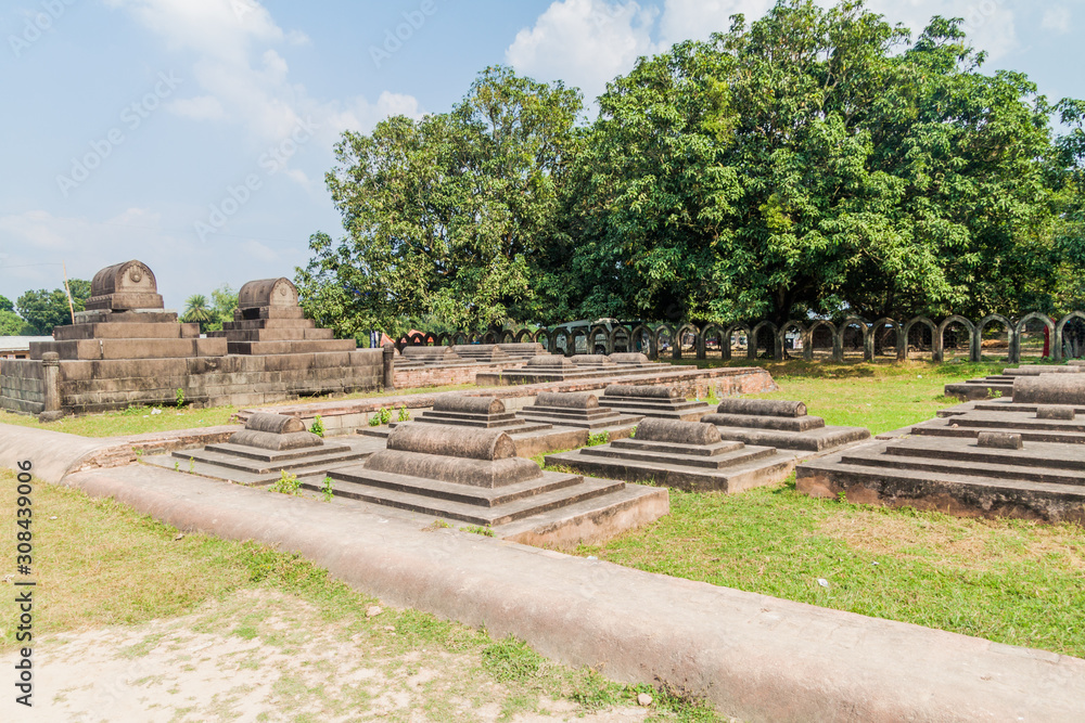 Tombs at the grounds of Choto Shona Mosque (Small Golden Mosque) in ...