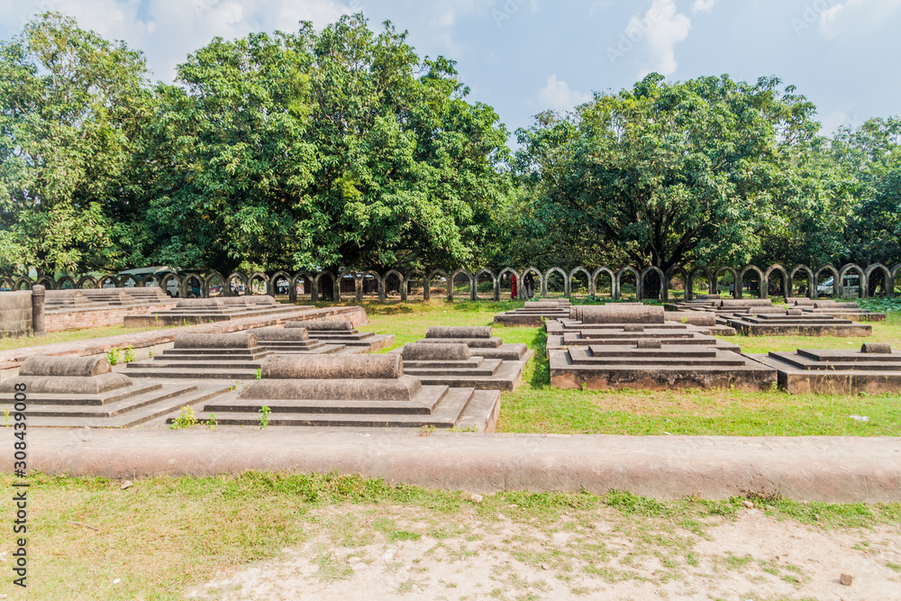Tombs at the grounds of Choto Shona Mosque (Small Golden Mosque) in ...