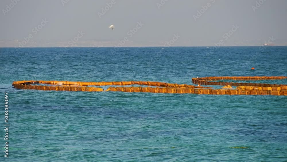 Vidéo Stock Containment Boom as Temporary Floating Barrier Used to ...