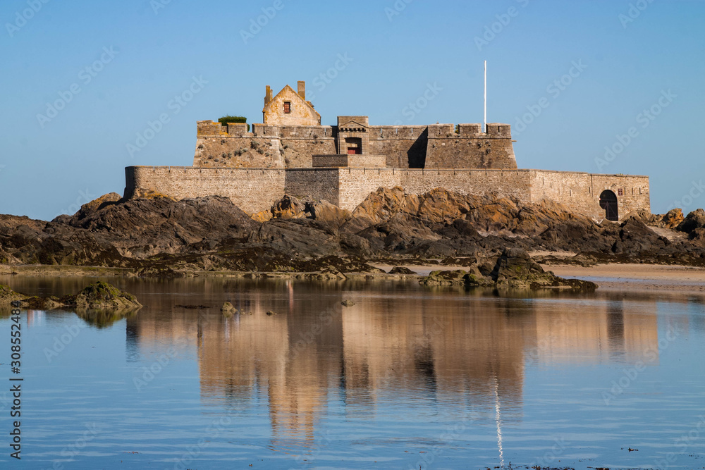 Foto De Grand Bé A Historical Landmark Is A Rocky Island Reachable By Foot During Low Tide