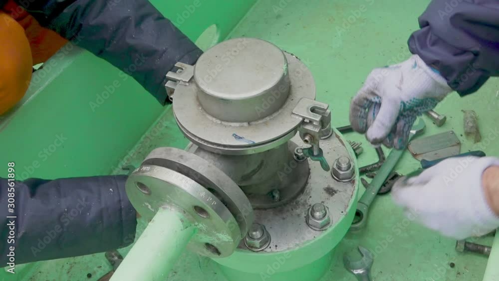 cargo vessel mechanics fix stationary oil tank cleaning machine detail ...