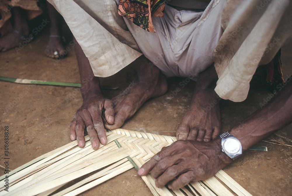 Foto de Kokre weaving a soup. A soup is woven item made of bamboo which ...