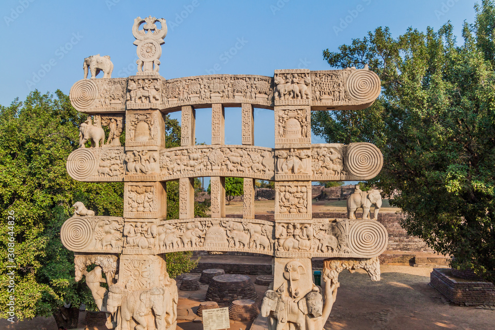 Fotografia do Stock: Gateway (Torana) of the Great Stupa, ancient ...